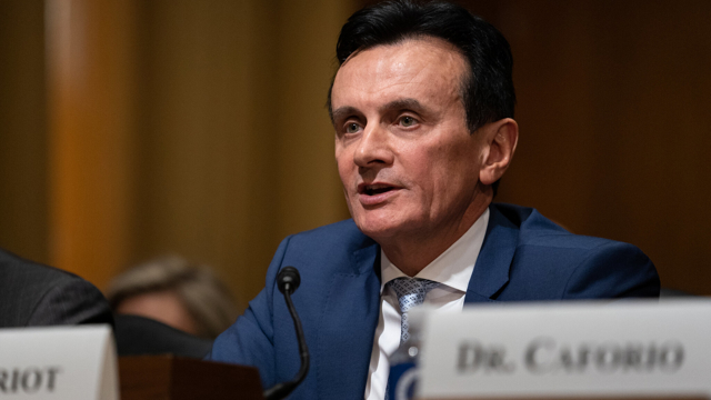 Công ty "lãi đậm" nhờ vaccine Covid-19, CEO AstraZeneca nhận lương cao ...