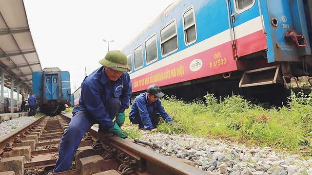 Nỗ lực “thay áo” hoạt động duy tu, sửa chữa đường sắt - Nhịp sống kinh tế Việt Nam & Thế giới