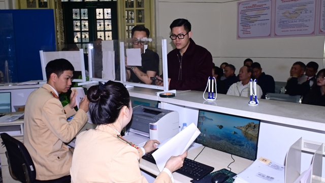 Cảnh sát giao thông Hải Phòng tiếp nhận hồ sơ cấp đổi giấy phép lái ...