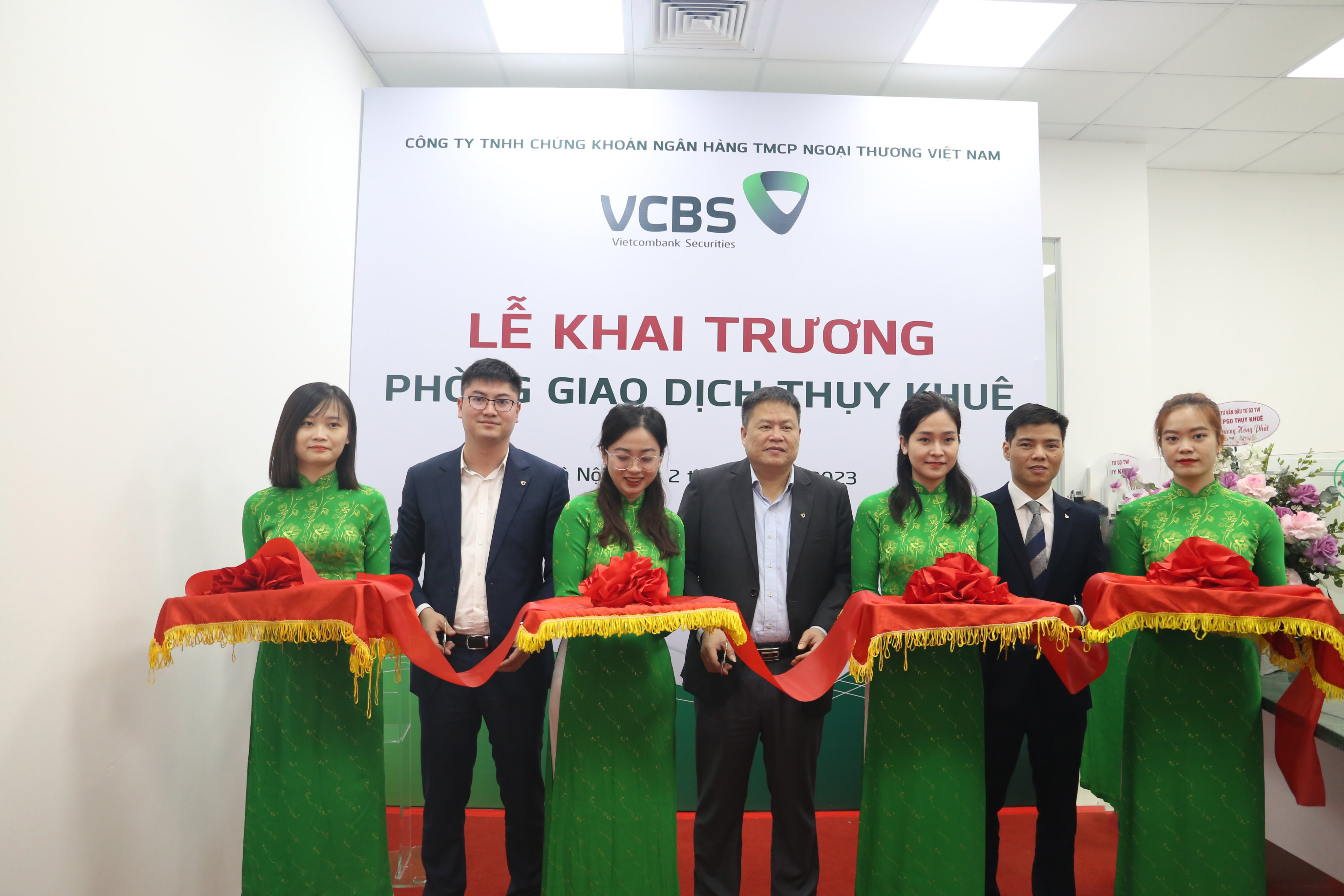 VCBS khai trương phòng giao dịch Thụy Khuê - VnEconomy