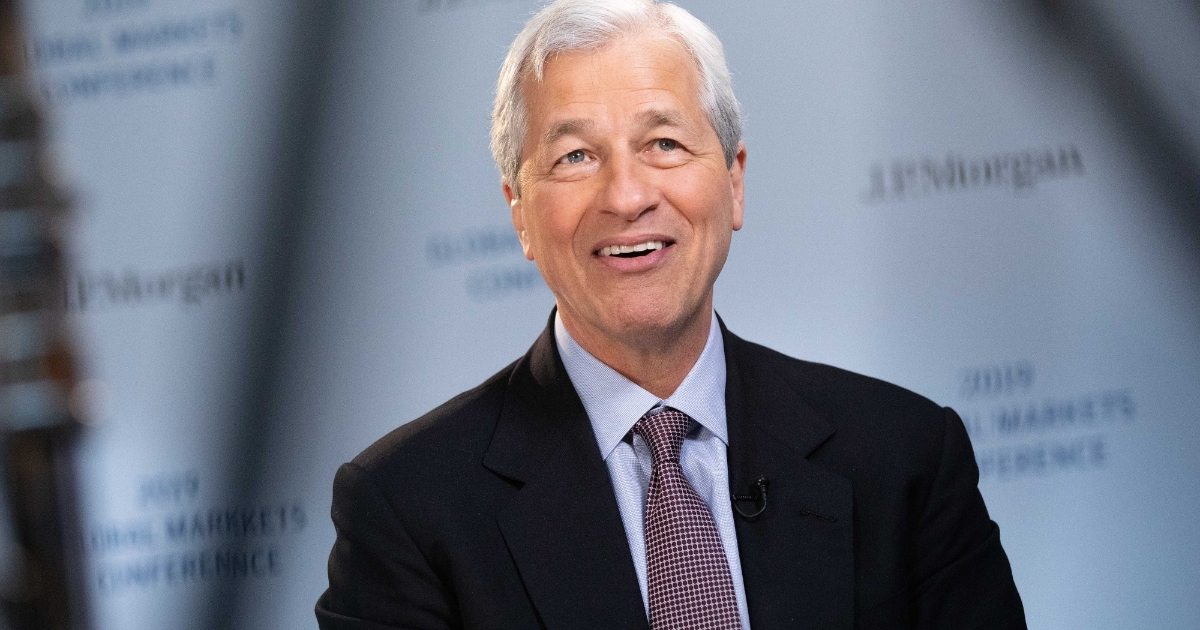 CEO JPMorgan Chase khuyên Fed không nên vội giảm lãi suất - VnEconomy