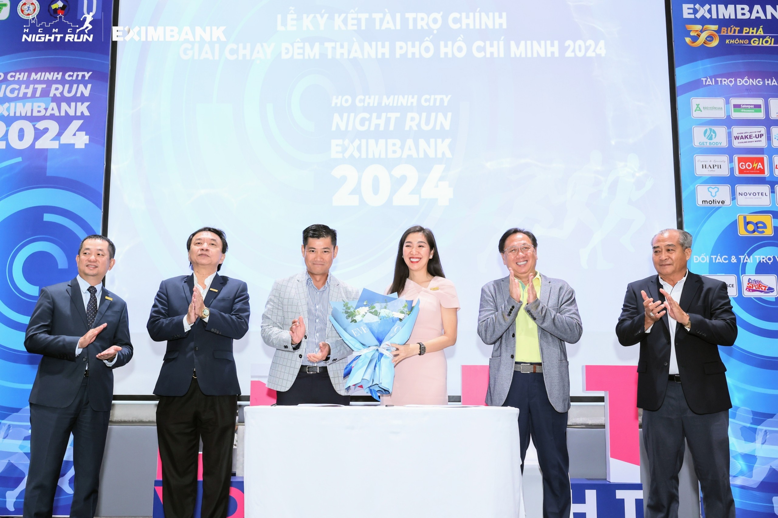 Khởi động giải chạy đêm Ho Chi Minh City Night Run Eximbank 2024 ...