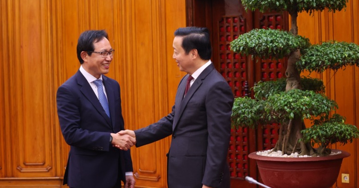 Deputy PM encourages Samsung Vietnam to continue investment in R&D ...